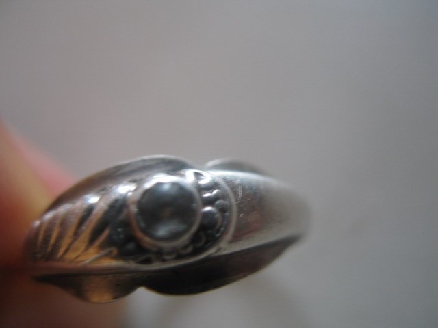 Srebrni prsten sa belim kamenom