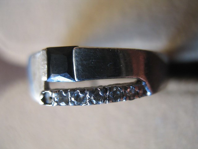 Srebrni oniks-cirkon prsten