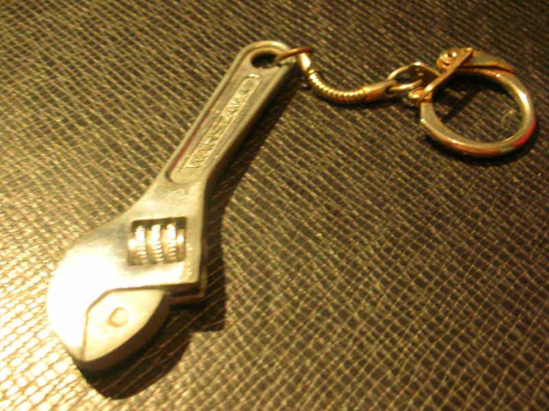 R! R! R! Privezak za kljuceve francuski kljuc R! R! R!